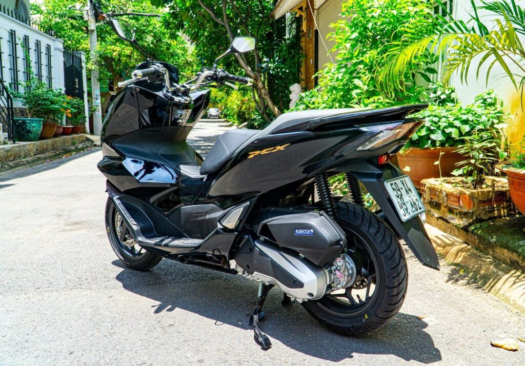 Honda PCX 160: Elegance Meets Practicality - The Extra Mile